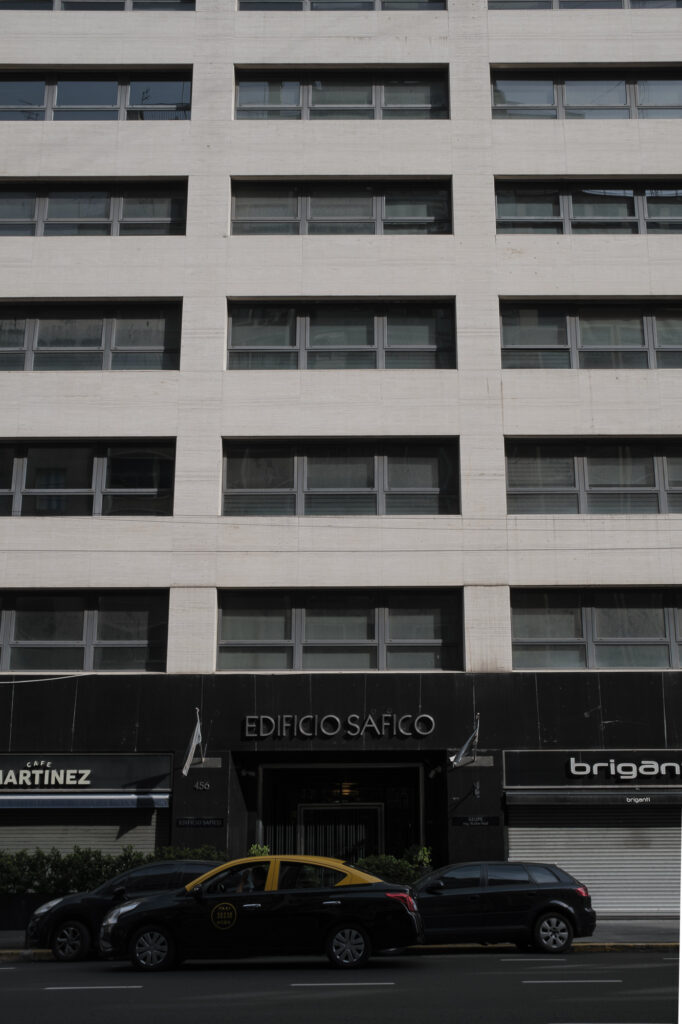 Edificio SAFICO, Modernité et Anachronisme - Senses Atlas